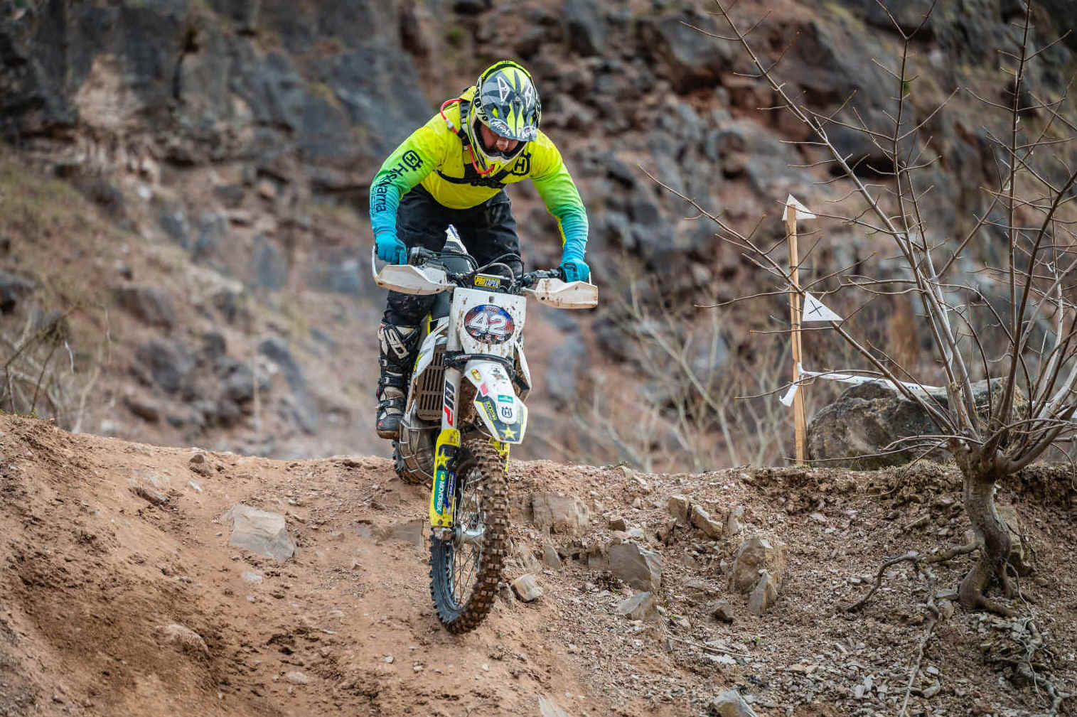 Enduro News Eddie Belton lifts the 2022 Youth Trophy